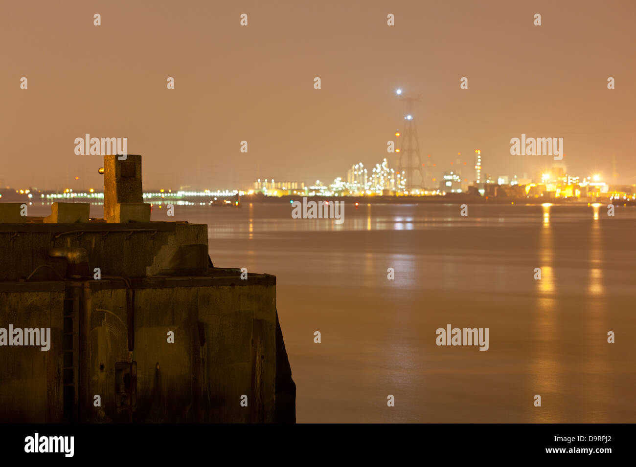 Oil refinery flare stack burning hi-res stock photography and images ...