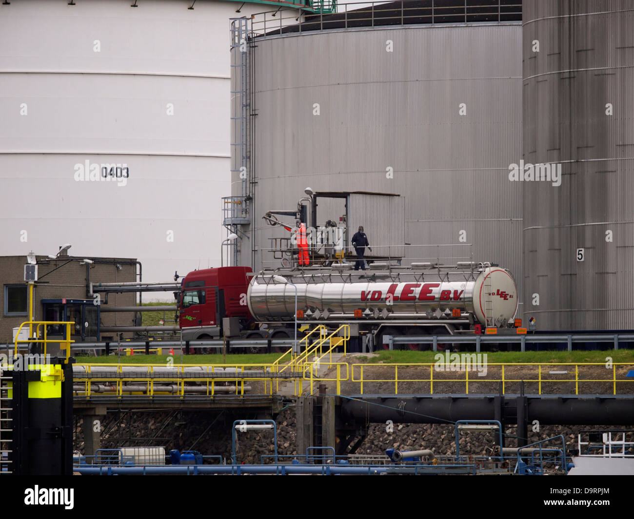 Working at an oil terminal hi-res stock photography and images - Alamy