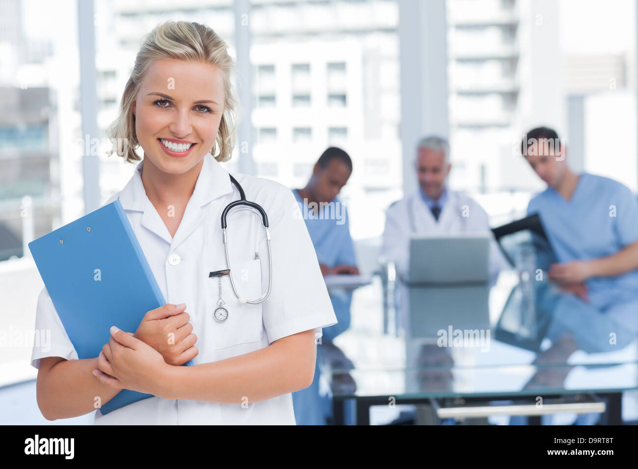 Nurse holding file folder hi-res stock photography and images - Alamy