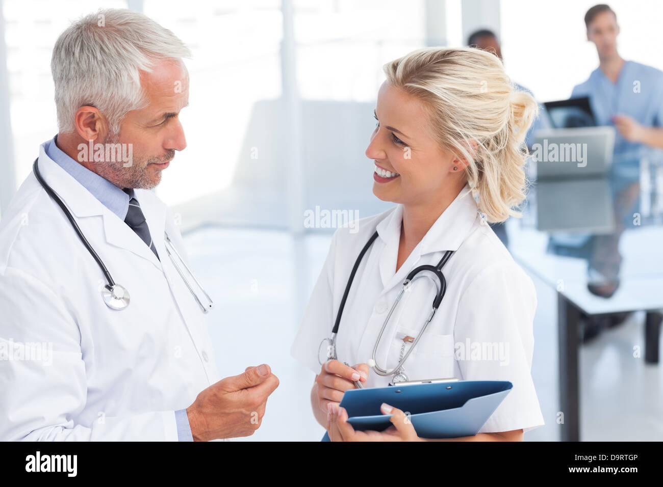 Two doctors hi-res stock photography and images - Alamy