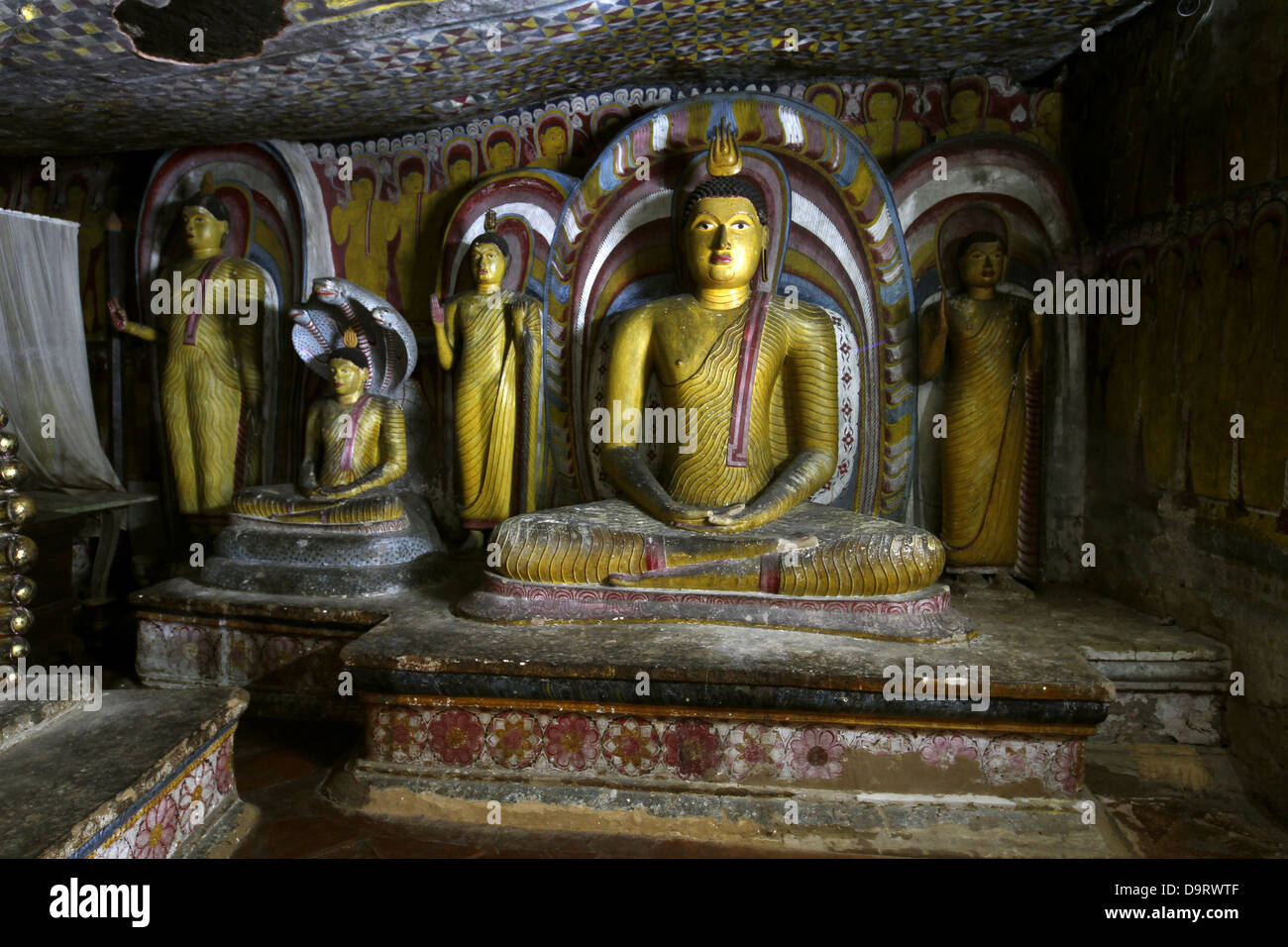CAVE 5 RIGHT HAND SITTING BUDDHA DAMBULLA CAVE TEMPLE SRI LANKA 08 ...