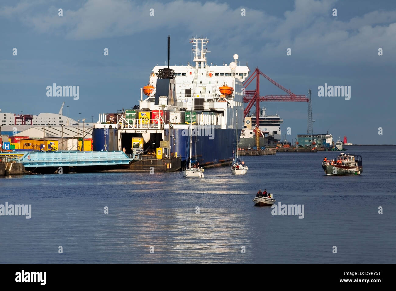 Big boats boat transport ships hi-res stock photography and images - Alamy