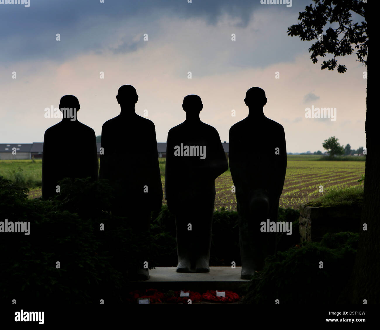 Mourning soldiers sculpture hi-res stock photography and images - Alamy