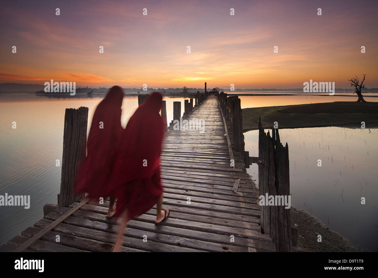 monks crossing U Bein Bridge at dawn, nr Mandalay, Myanmar (Burma Stock ...