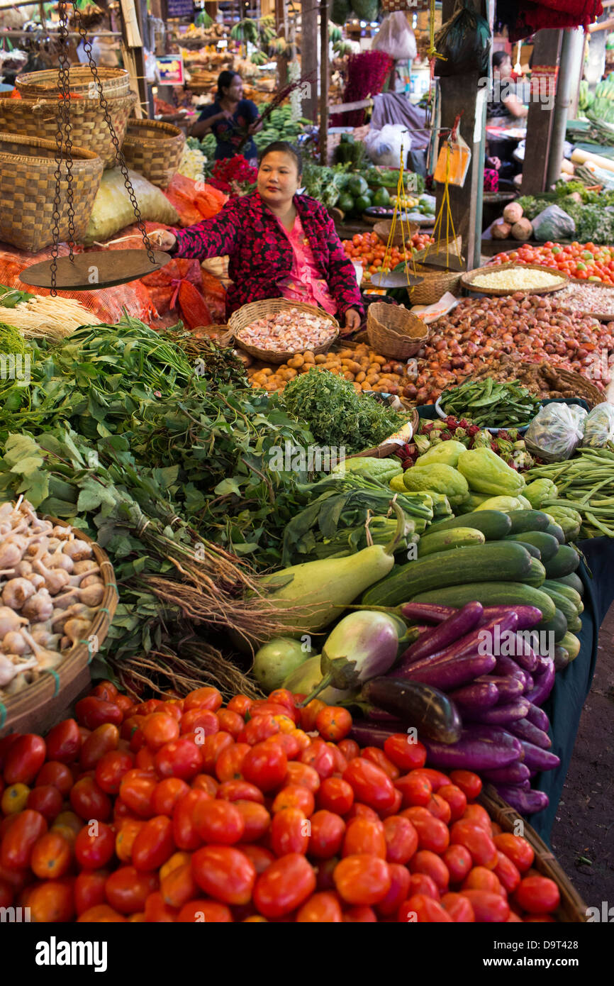 the market at Pyin Oo Lwin, Shan Highland, Myanmar (Burma Stock Photo ...
