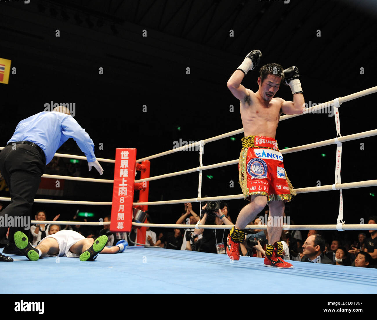 (T-B) Ryo Miyazaki (JPN), Carlos Velarde (MEX), MAY 8, 2013 - Boxing ...
