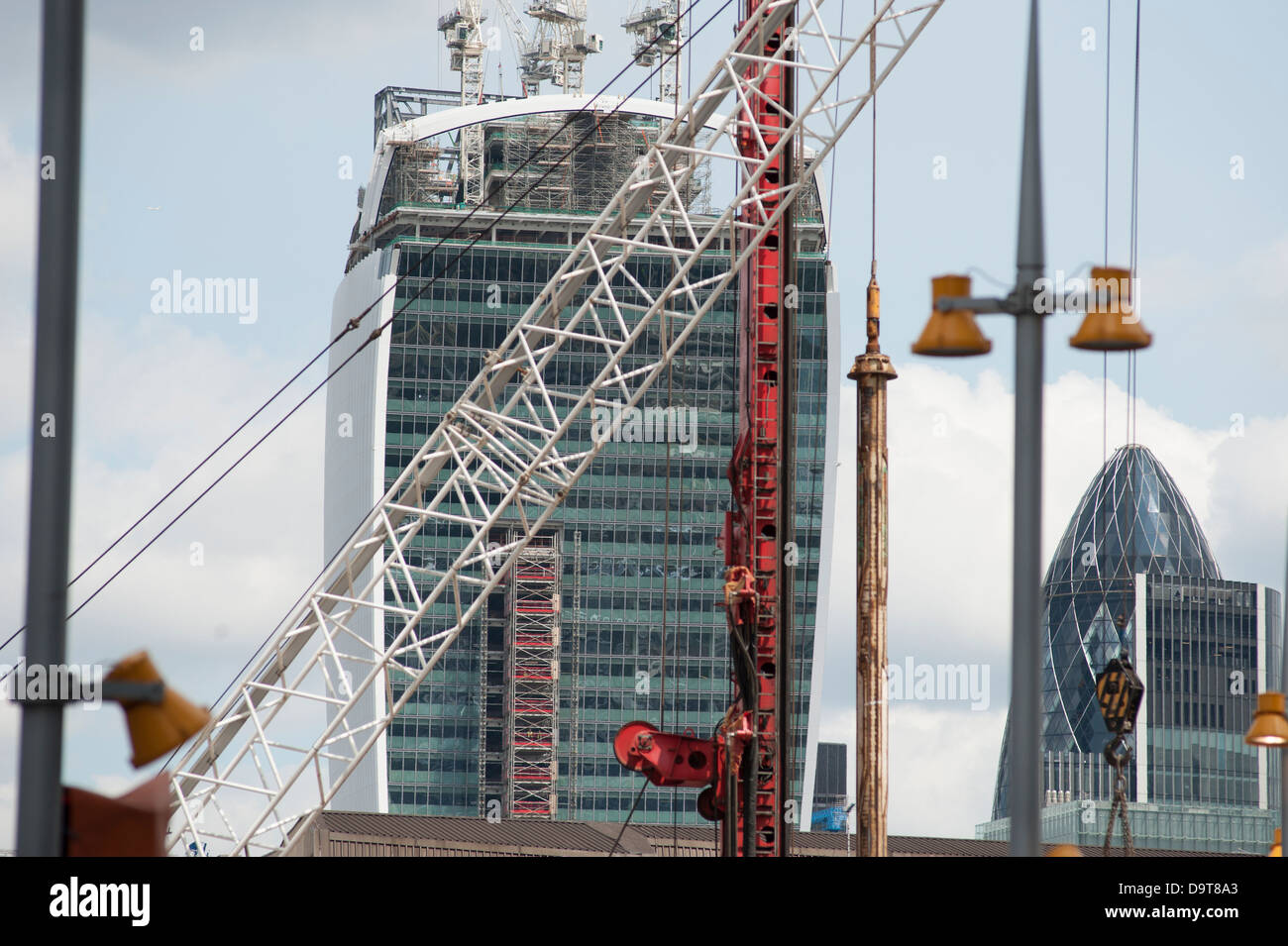 London large crane hi-res stock photography and images - Alamy