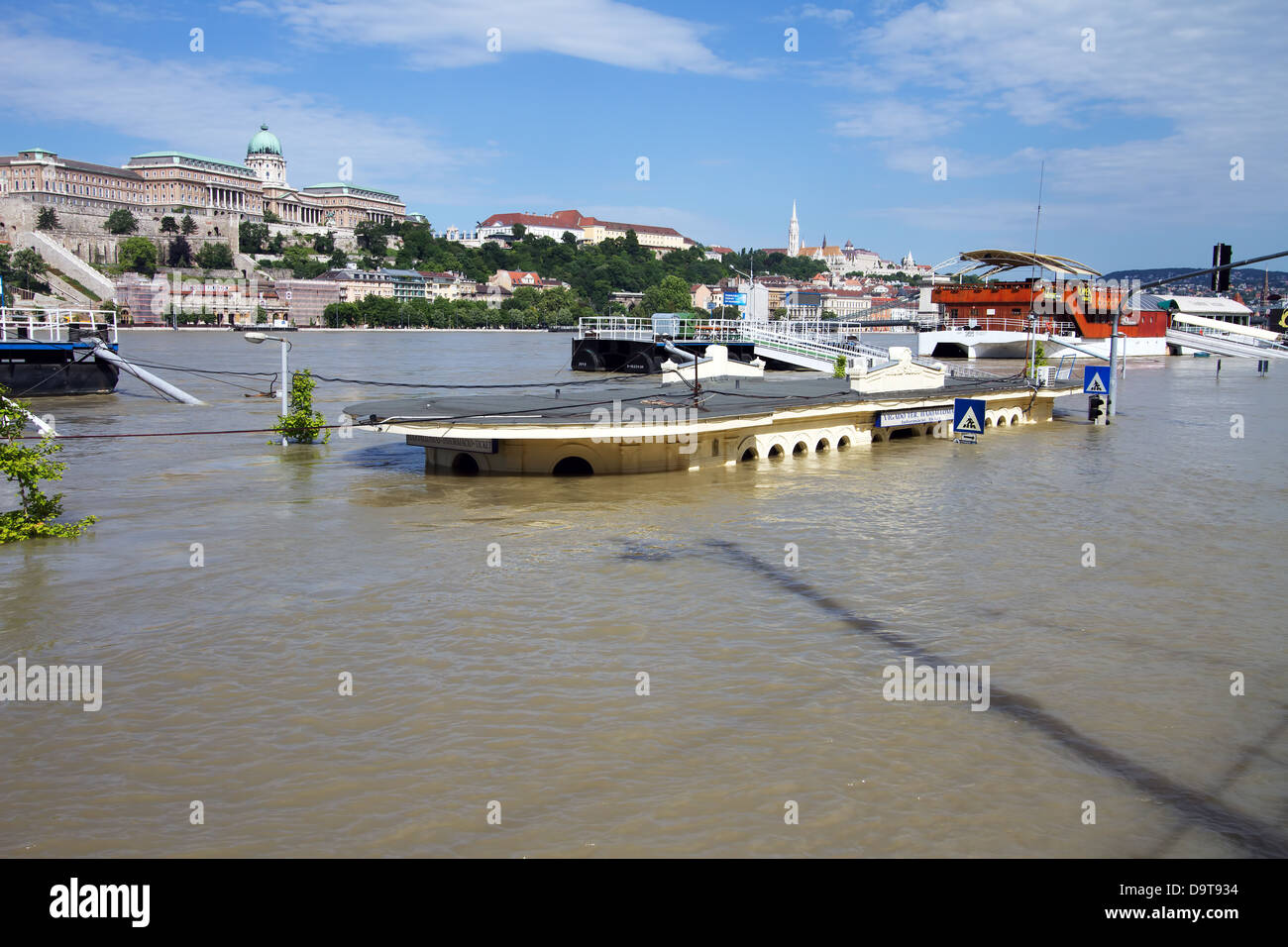River Danube on its peak level at 891cm / 8.91m / 32.185ft in Budapest ...