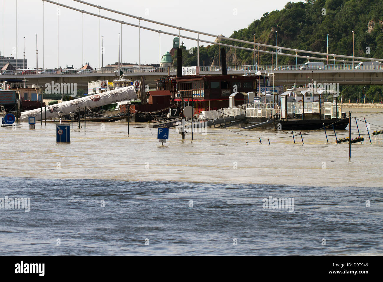 River Danube on its peak level at 891cm / 8.91m / 32.185ft in Budapest ...