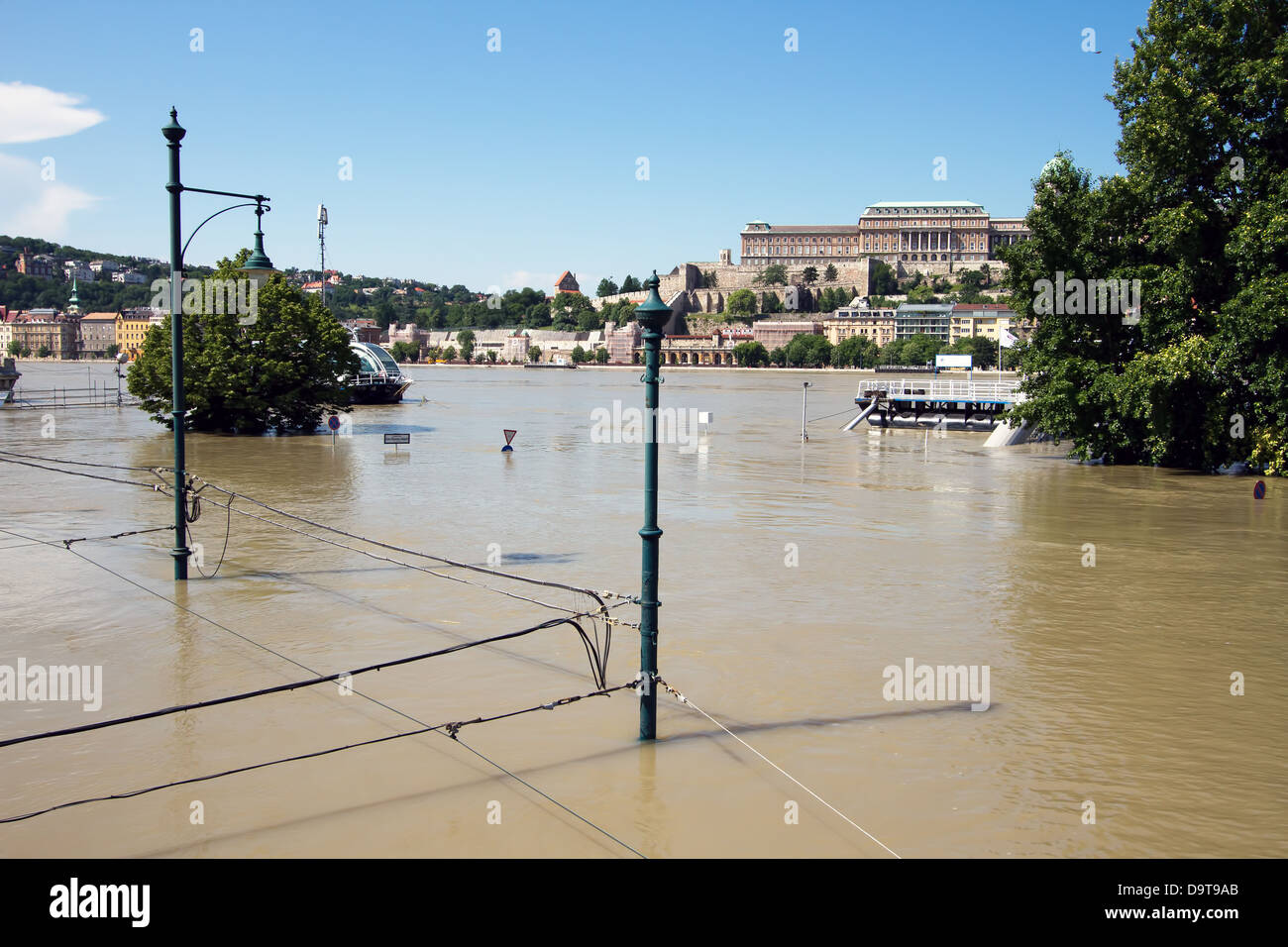 River Danube on its peak level at 891cm / 8.91m / 32.185ft in Budapest ...