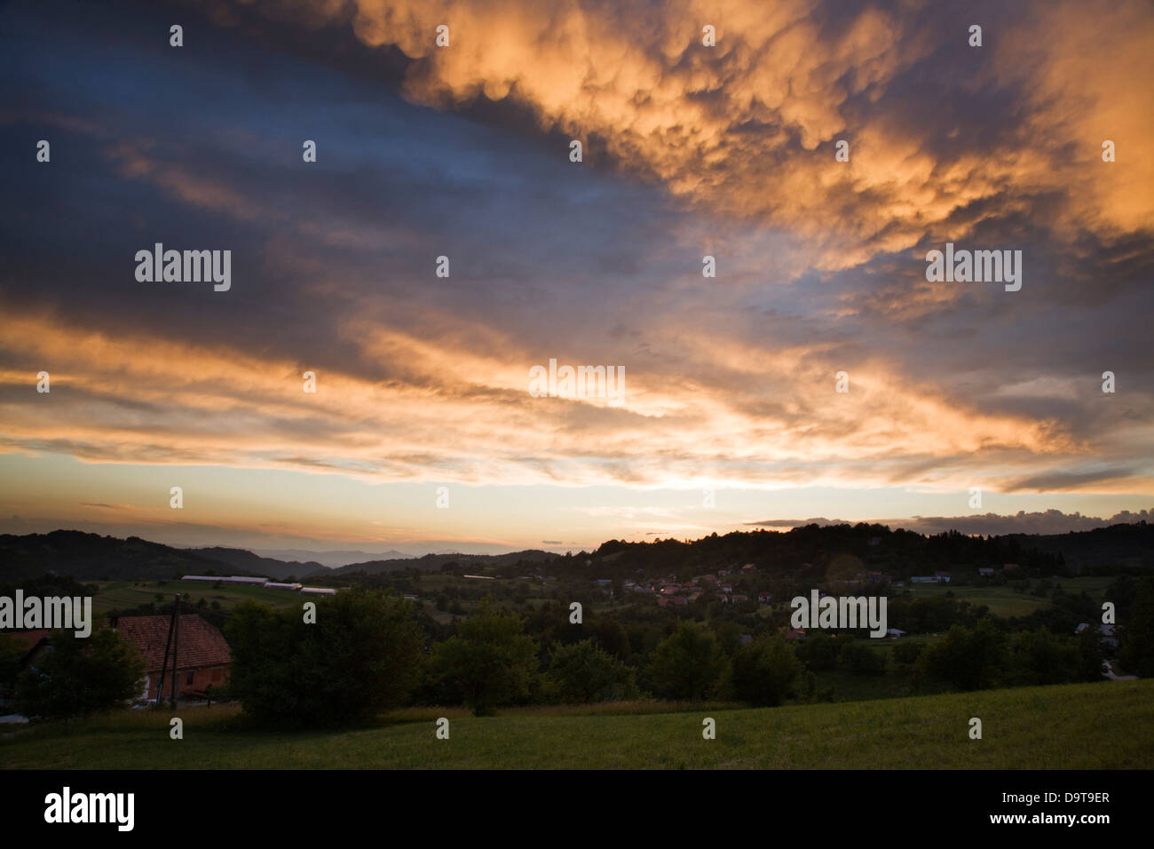 A spectacular display of Cumulonimbus with Mammatus clouds at sunset ...