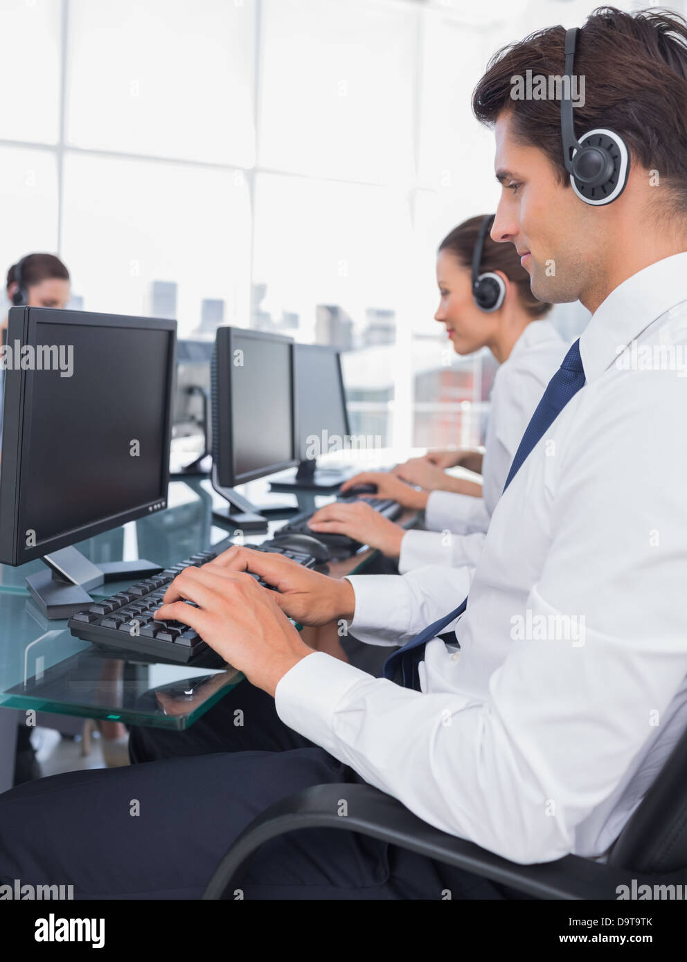 Employees working on computers hi-res stock photography and images - Alamy