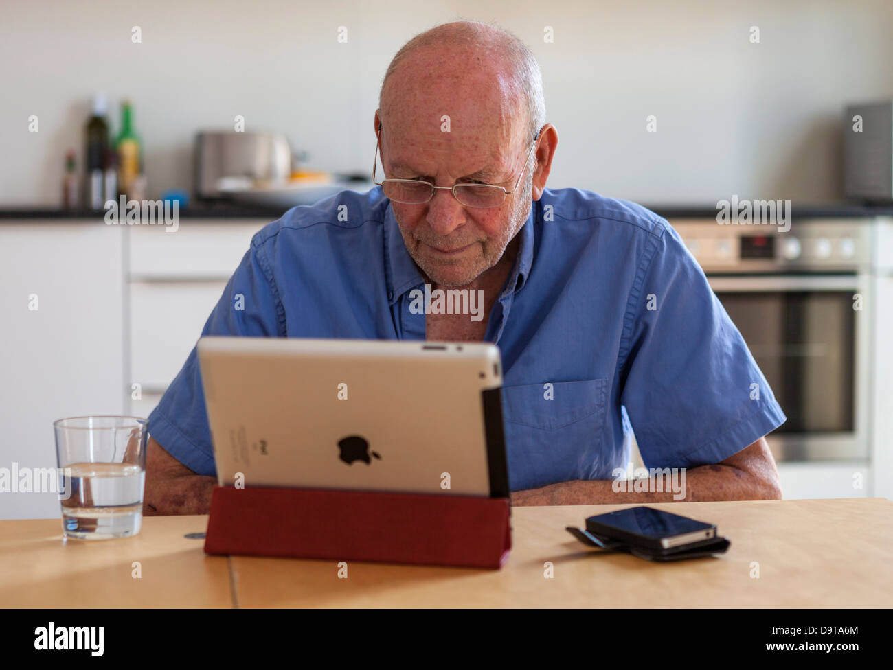 Using i pad hi-res stock photography and images - Alamy