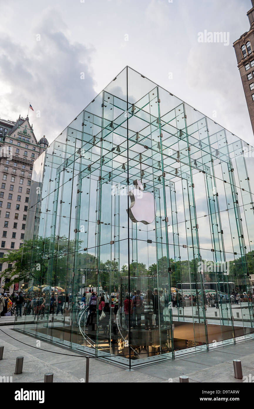 Apple cube store hi-res stock photography and images - Alamy