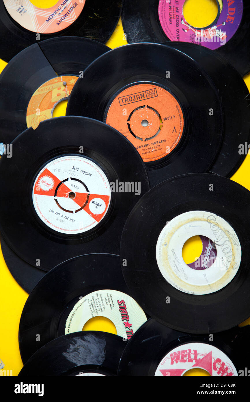 Record shop vinyl hi-res stock photography and images - Alamy