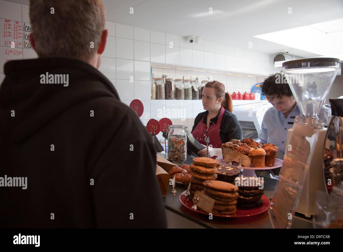 Customer service counter hi-res stock photography and images - Alamy