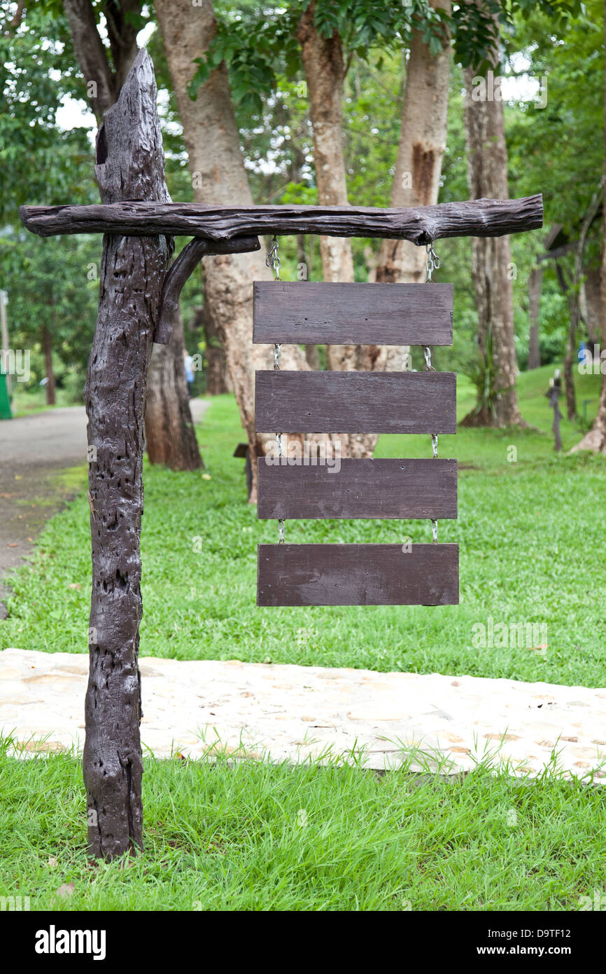 empty wooden sign on garden Stock Photo - Alamy