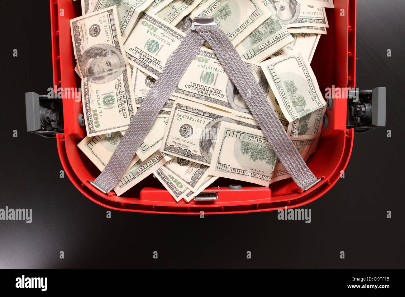Open case full dollars cash hi-res stock photography and images - Alamy