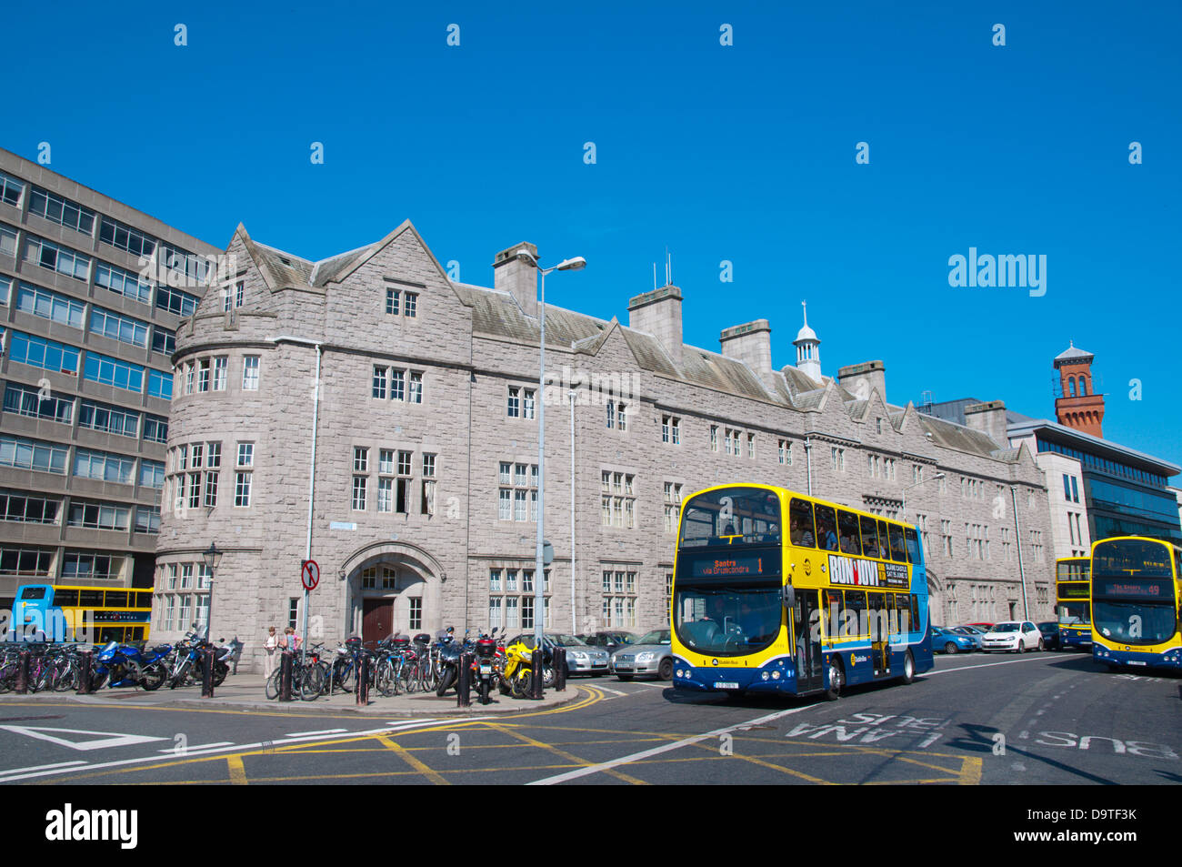 Traffic in front of Pearse Street Garda Police station (1910) central ...