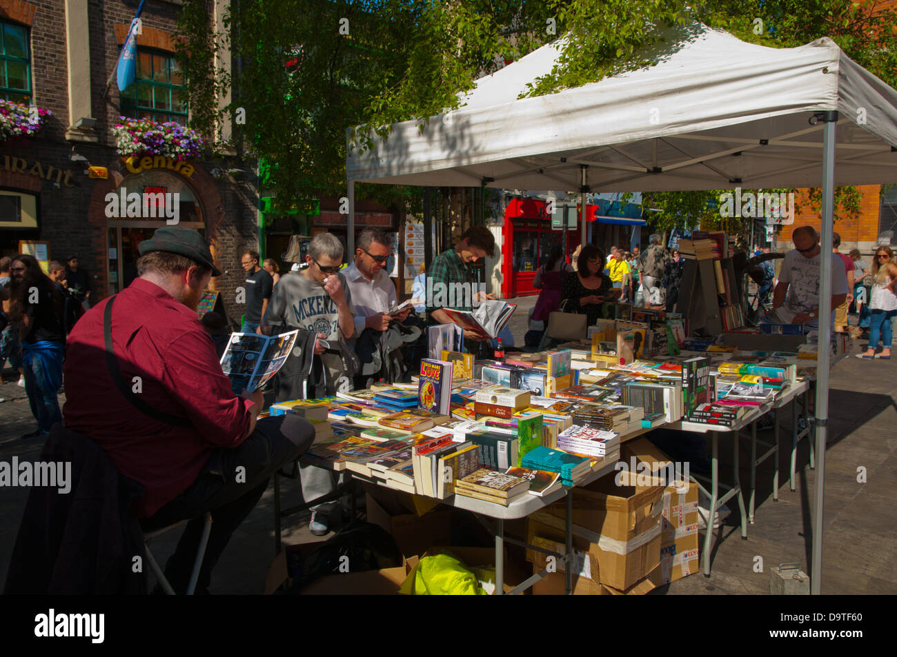 Book stall Temple Bar Square in Temple Bar entertainment area central ...