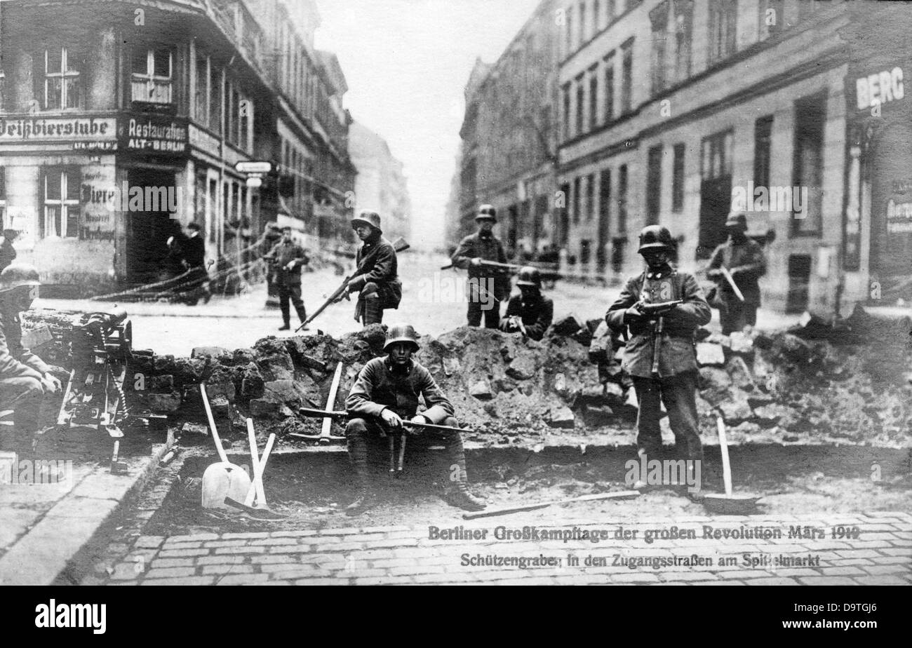 German Revolution 1918/1919: A trench is pictured in the access roads ...