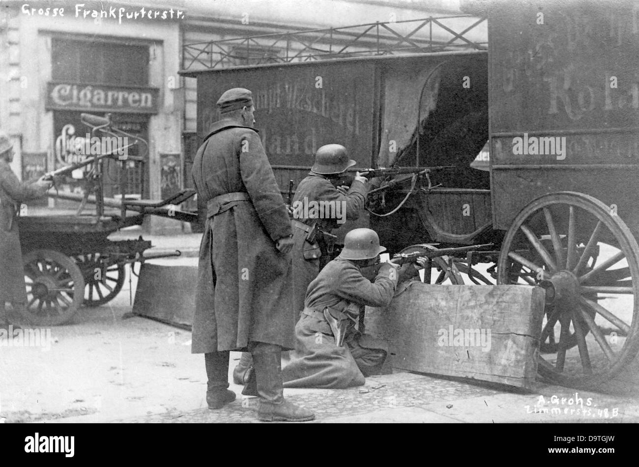 German Revolution 1918/1919: Scene of the street fights at a barricade ...