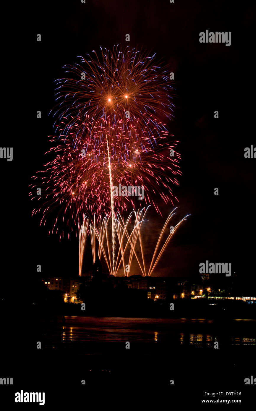 Summer night fireworks hi-res stock photography and images - Alamy