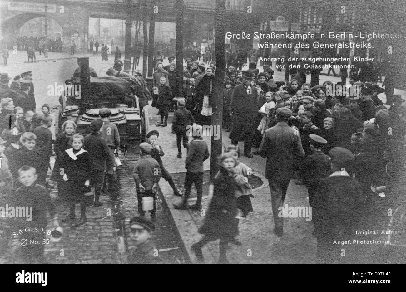 German Revolution 1918/1919: Hungry children wait for the Stock Photo ...