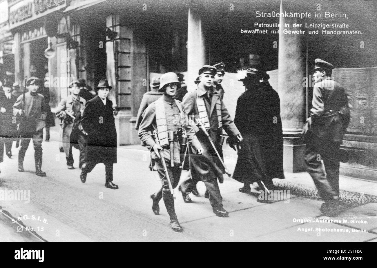 German Revolution 1918/1919: Troops armed with weapons and hand ...