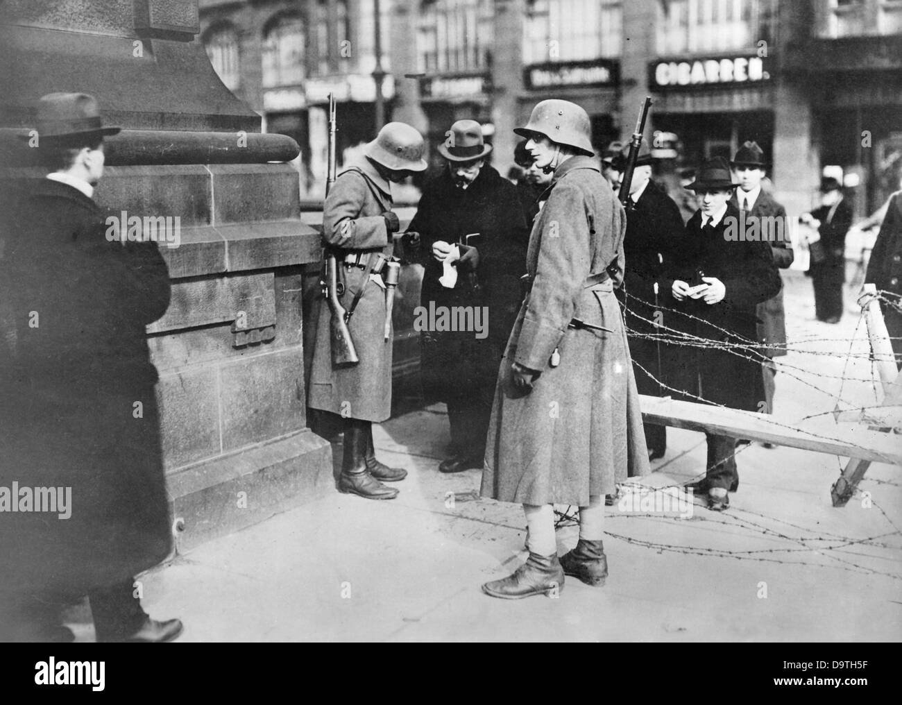 German Revolution 1918/1919: Government soldiers control the passports ...