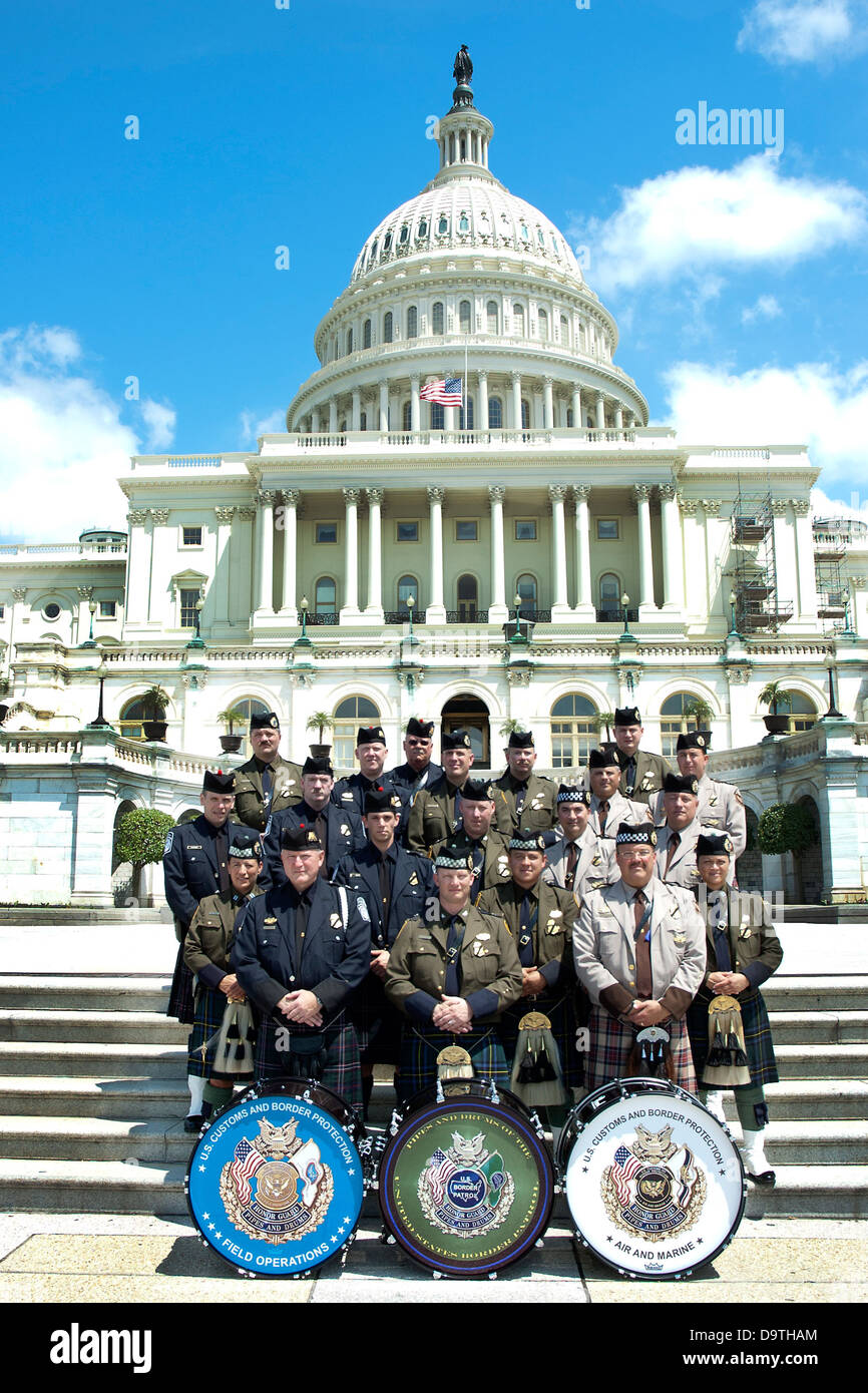 Members of the U.S. Customs and Border Protection (CBP) Pipes and Drums ...