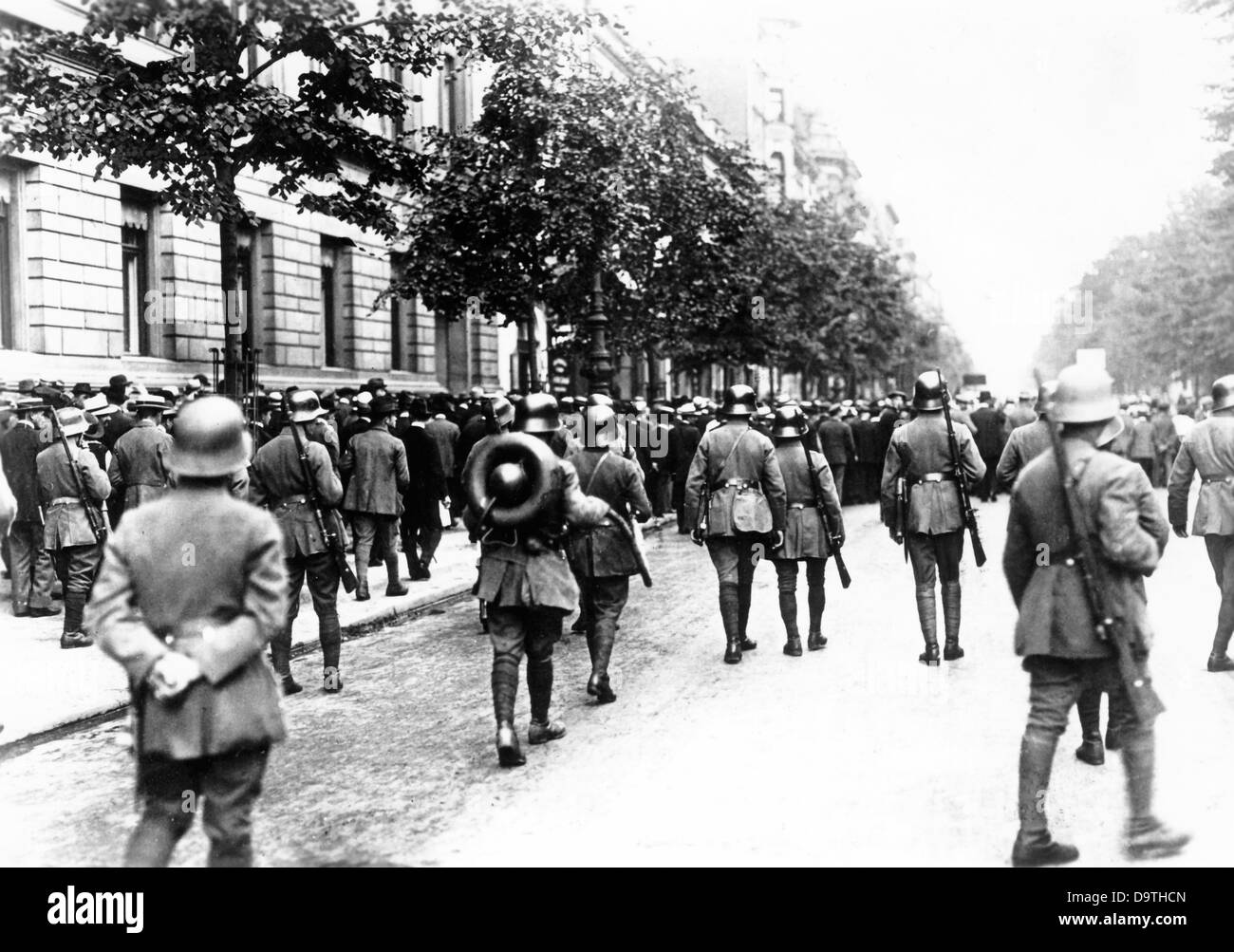 German Revolution 1918/1919: Retreat of demonstrating workers as they ...