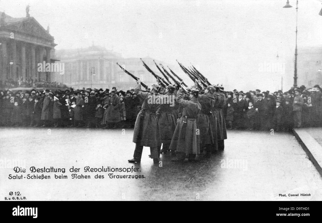German Revolution 1918/1919: Crowds of people participate in the ...