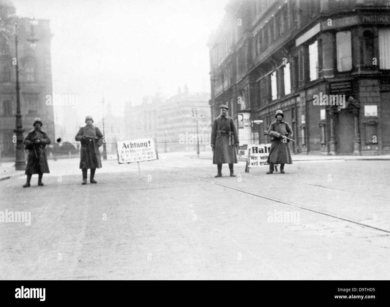 German Revolution 1918/1919: Government soldiers are pictured at a road ...