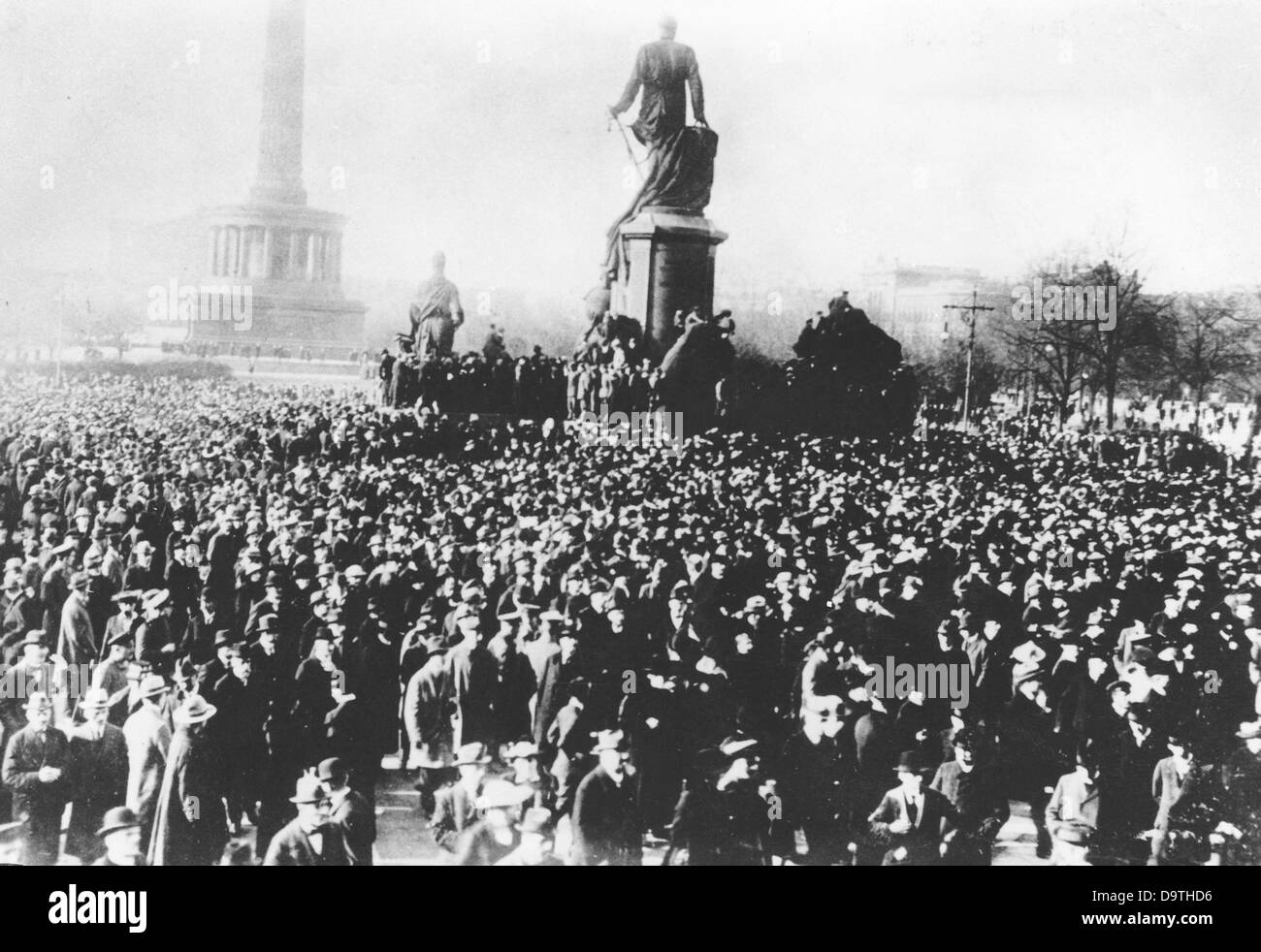 German Revolution 1918/1919: A large crowd of people is pictured at the ...