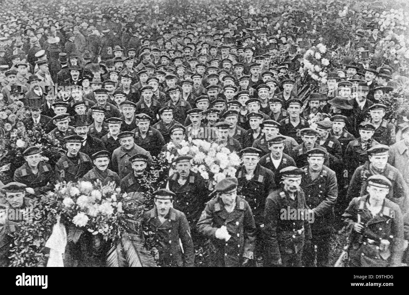 German Revolution 1918/1919: Crowds of people take part in the funeral ...