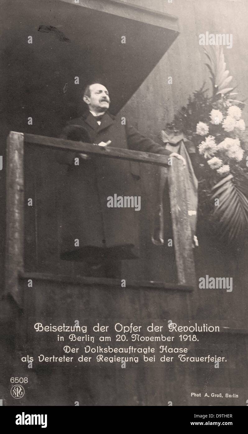 German Revolution 1918/1919: Crowds of people accompany the funeral ...