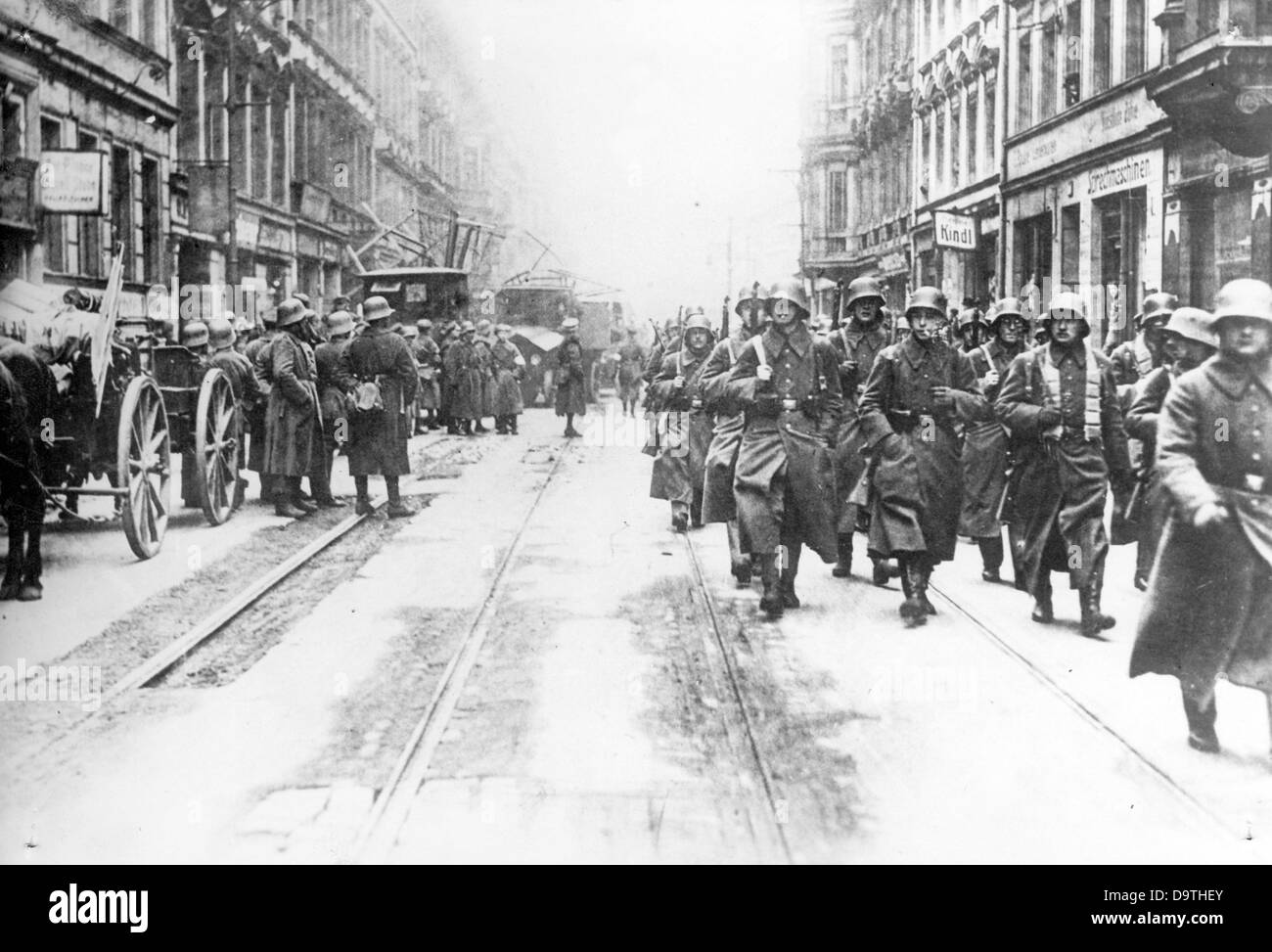 German Revolution 1918/1919: Government troops are pictured marching ...