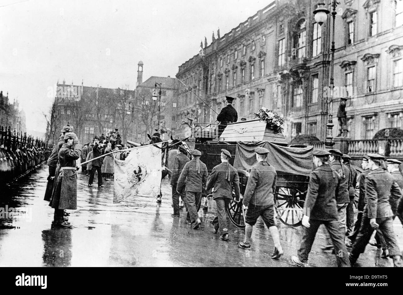 German Revolution 1918/1919: Crowds of people participate in the ...