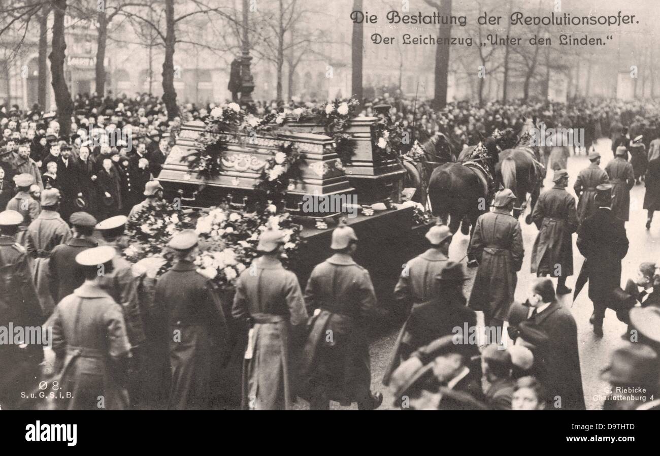 German Revolution 1918/1919: Crowds of people accompany the funeral ...