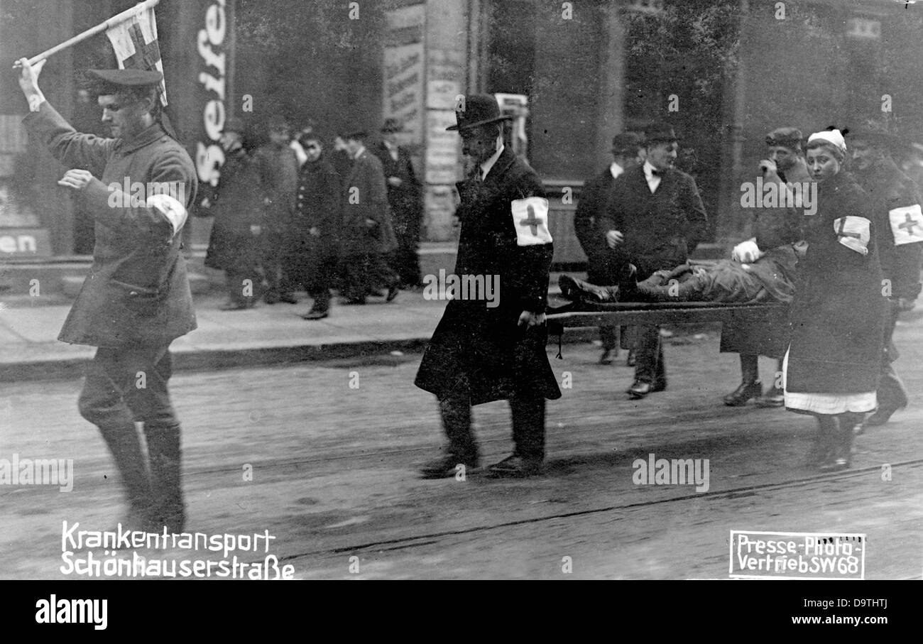 German Revolution 1918/1919: Wounded people are recovered in ...