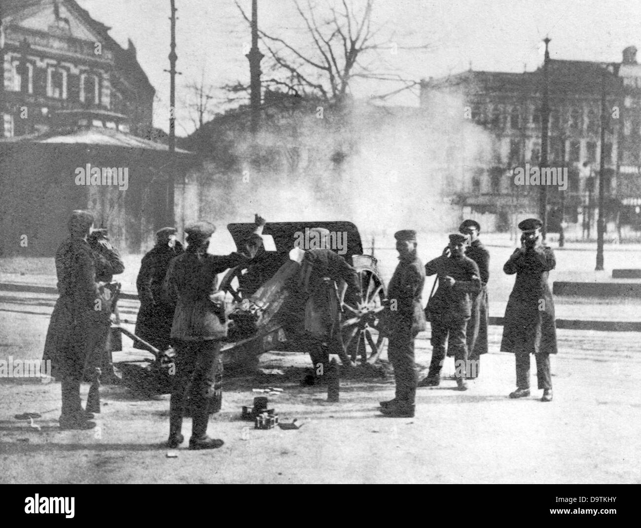 German Revolution 1918/1919: Government troops employ a 10.5 Howitzer ...
