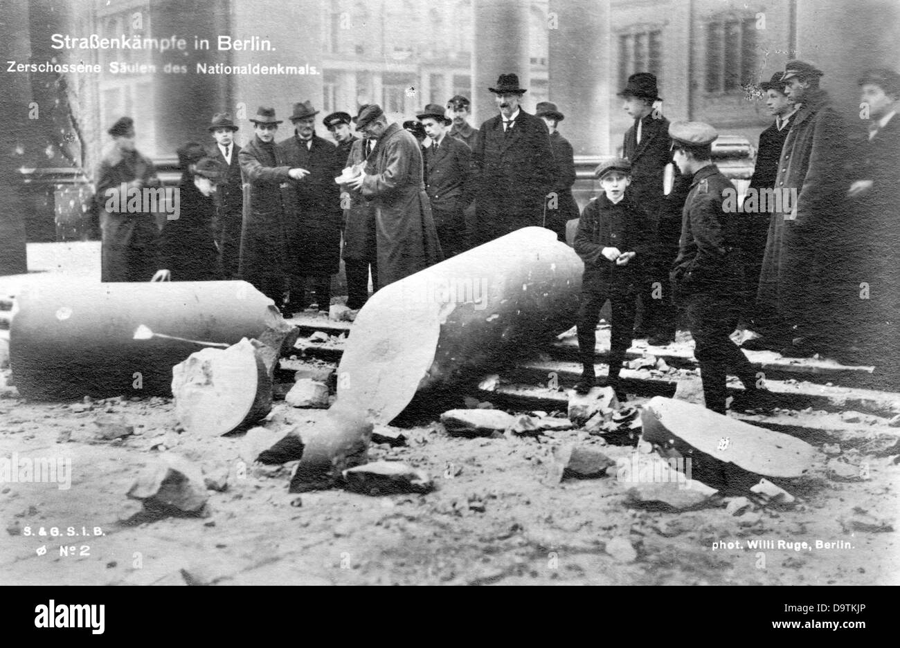 German Revolution 1918/1919: Destroyed columns of the National Kaiser ...