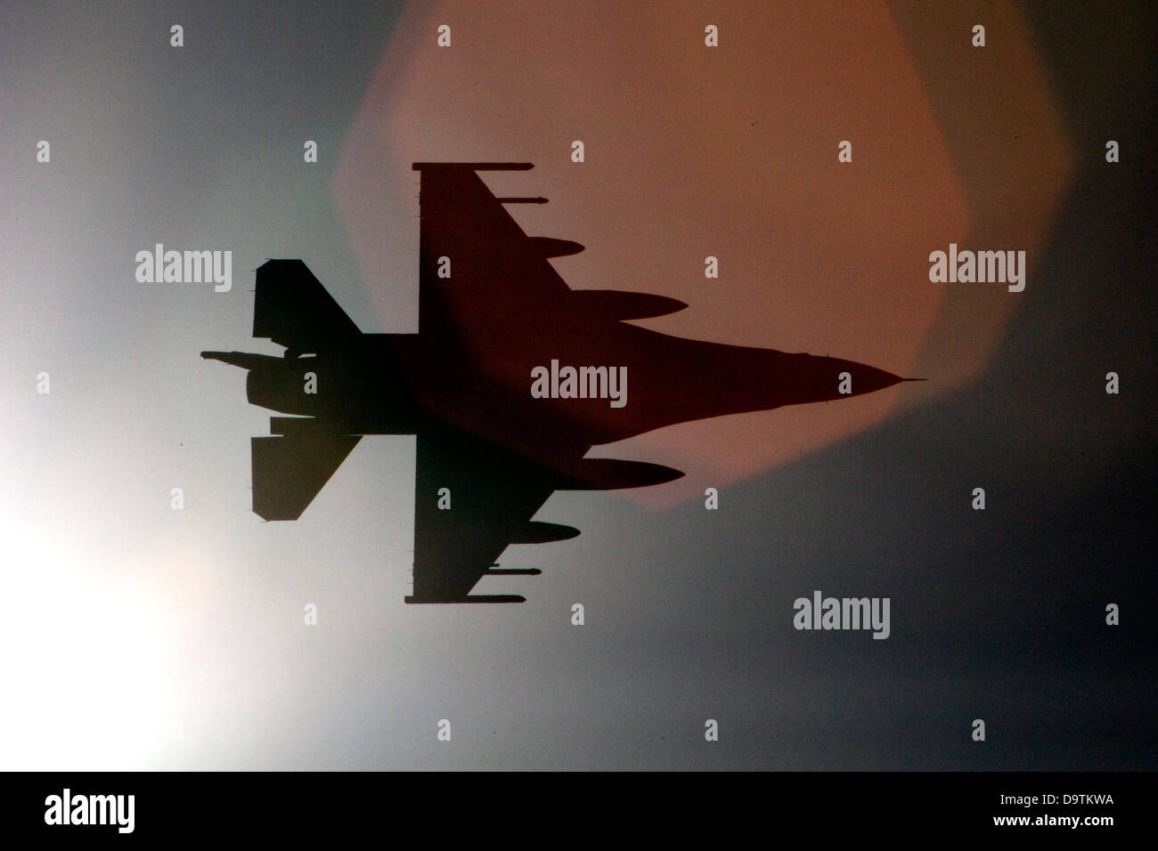 An F-16 Fighting Falcon from the 180th Fighter Wing, Ohio Air National ...