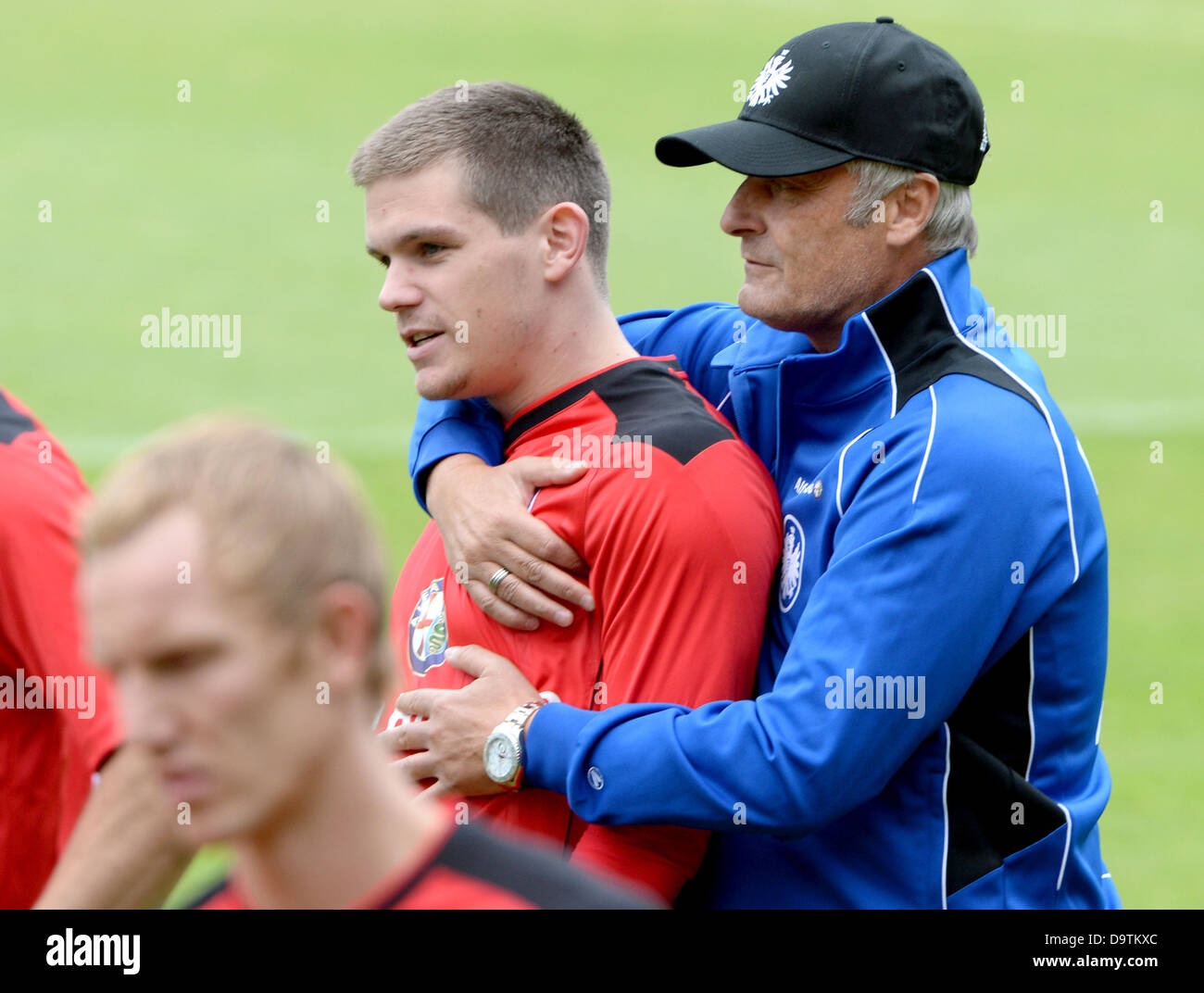Eintracht Frankfurt's head coach Armin Veh (R) talks with Sebastian ...