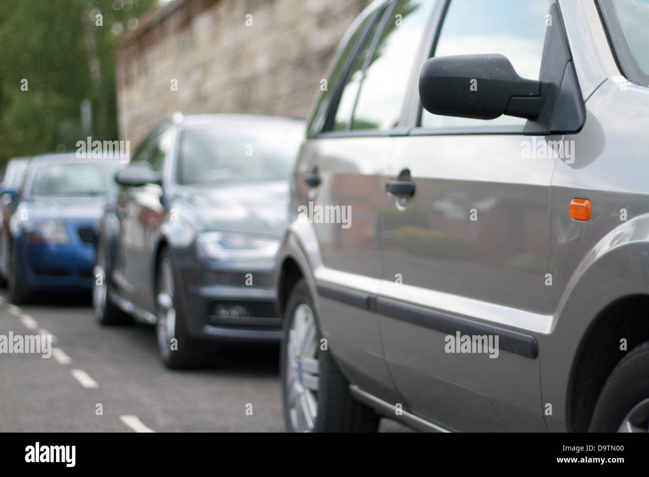 Line of cars parked on street hi-res stock photography and images - Alamy