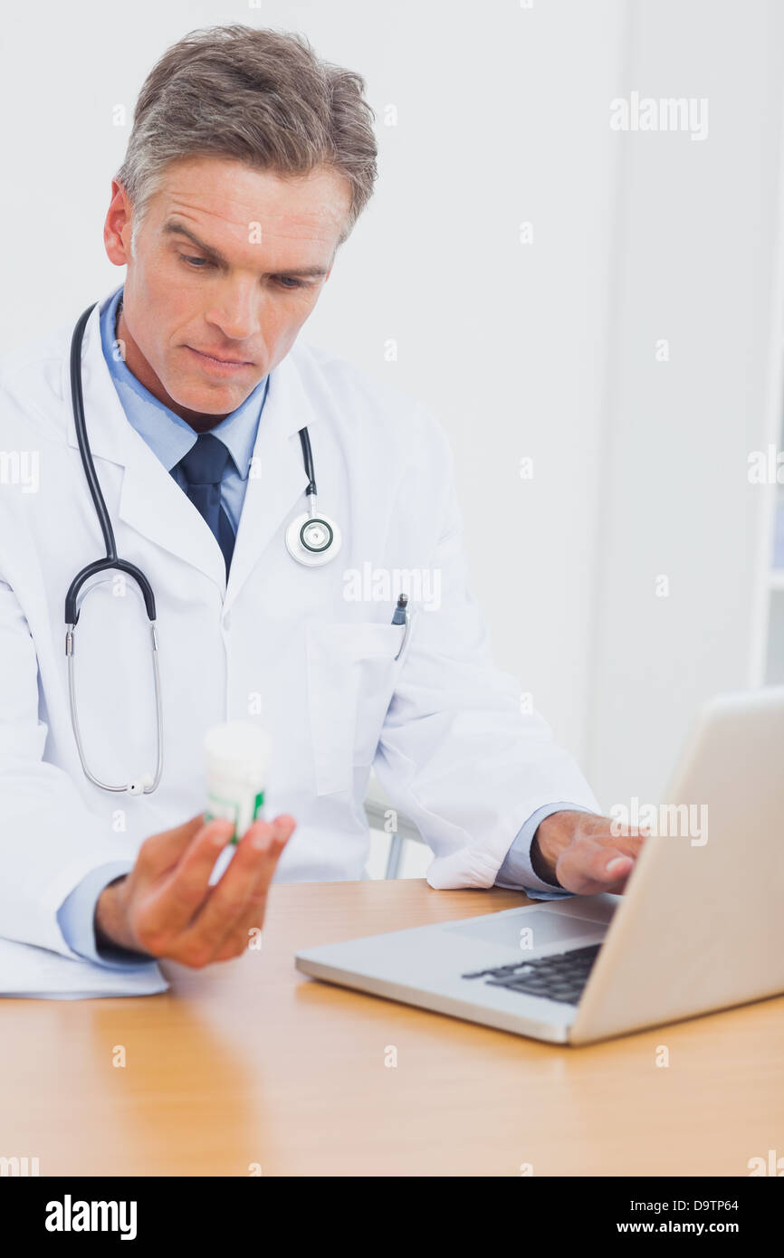 Doctor holding a bottle of pills Stock Photo - Alamy