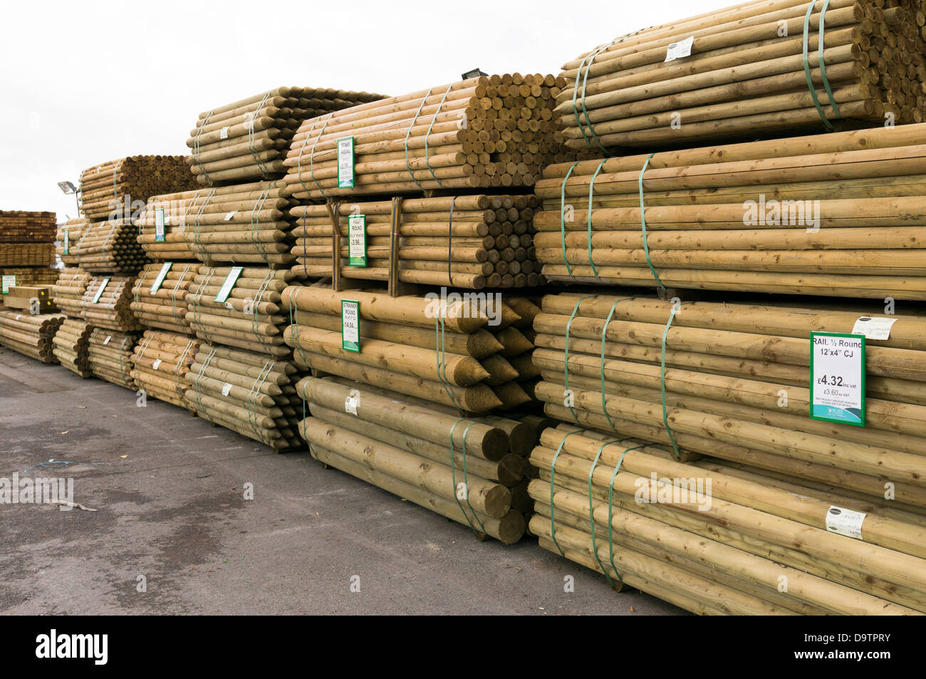 Stacked and bundled wooden timber fence posts Stock Photo - Alamy