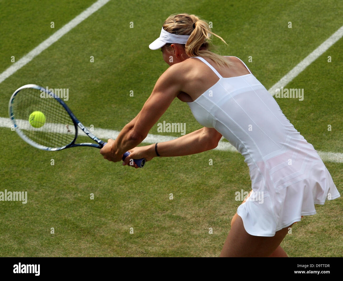 Maria sharapova wimbledon 2004 hi-res stock photography and images - Alamy