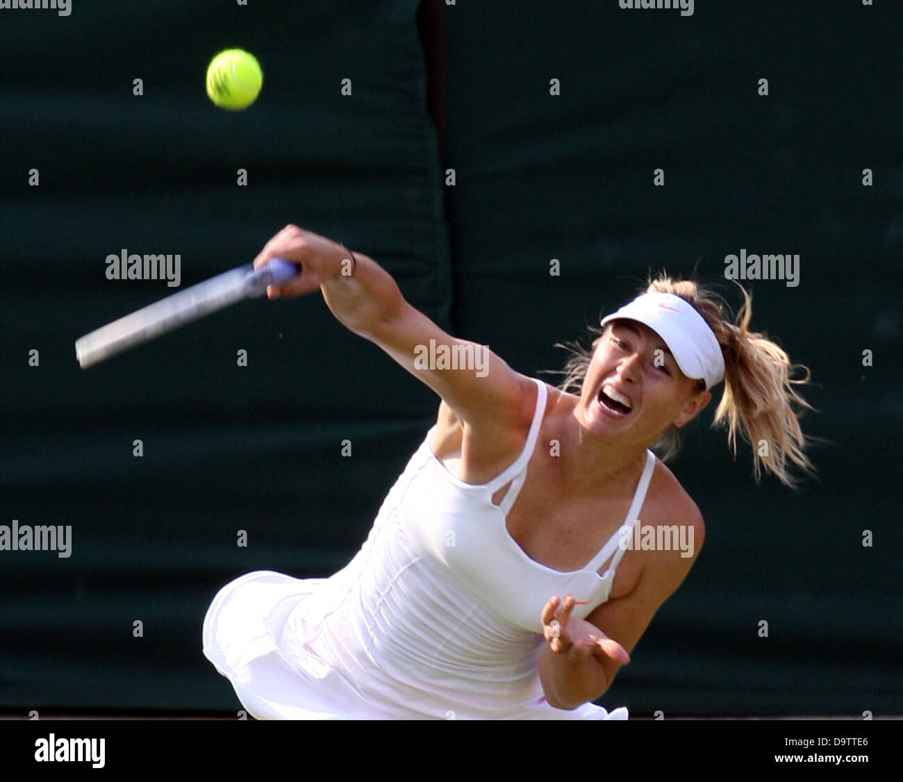 Maria sharapova wimbledon 2004 hi-res stock photography and images - Alamy